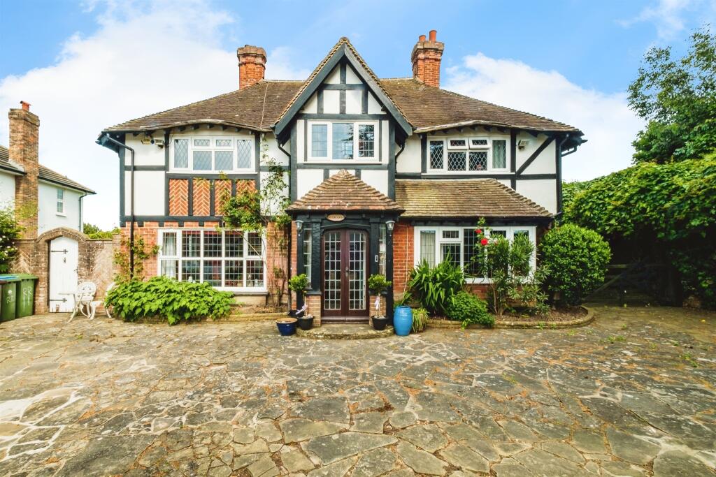 5 bedroom detached house for sale in The Roundway, Rustington ...