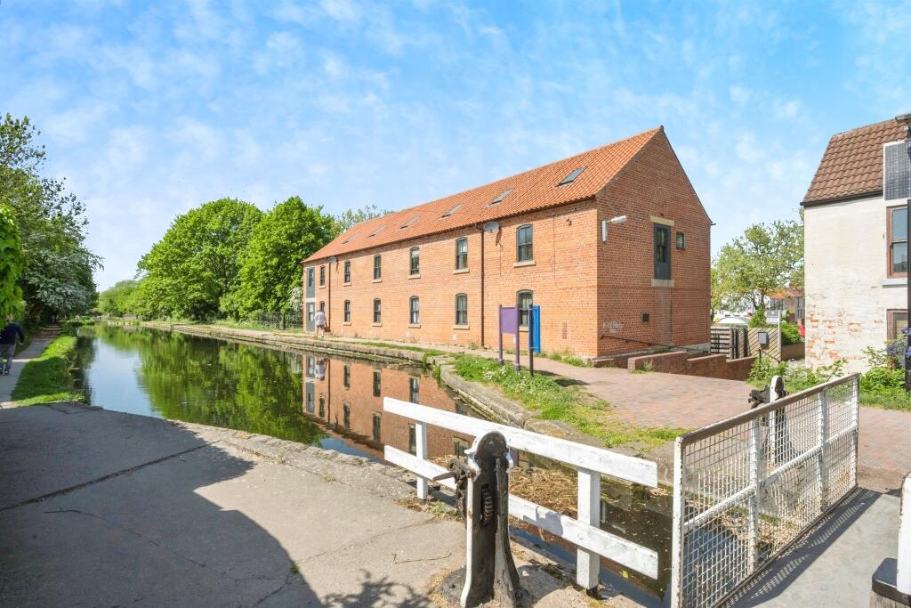 3 bedroom terraced house for sale in Wharf Road, Retford, DN22