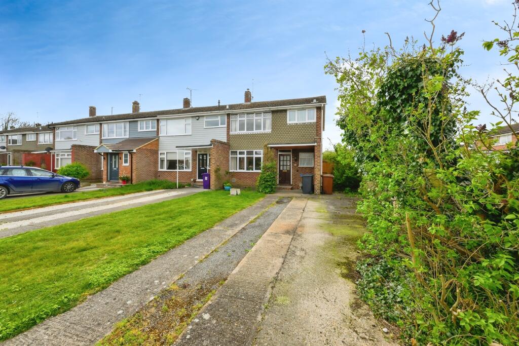 3 bedroom end of terrace house for sale in Perry Drive, Royston, SG8