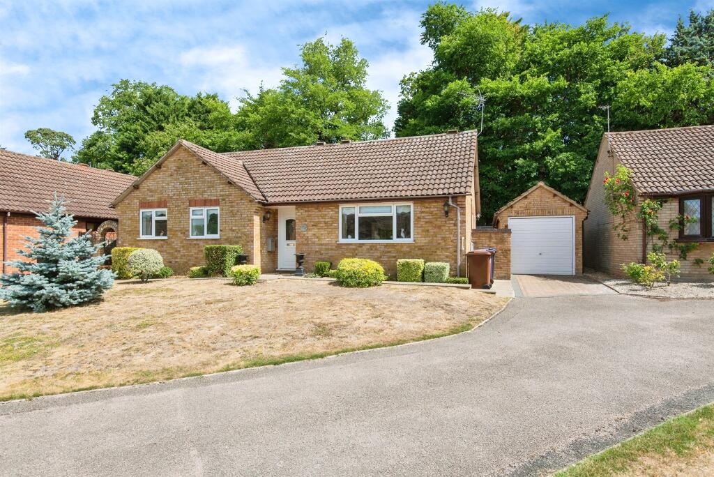 3 bedroom detached bungalow for sale in King James Way, Royston, SG8