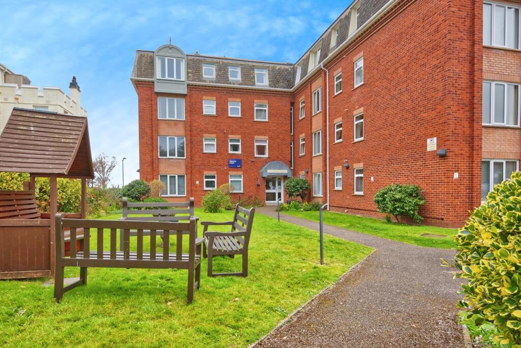2 bedroom flat for sale in North Road, Minehead, TA24