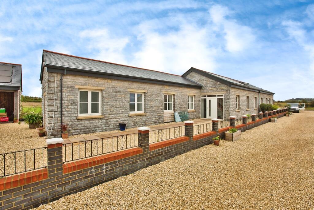 5 bedroom detached bungalow for sale in Watts Quarry Lane, Somerton, TA11