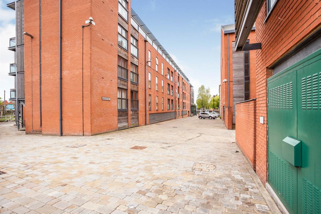 1 bedroom flat for sale in Navigation Walk, Wakefield, WF1