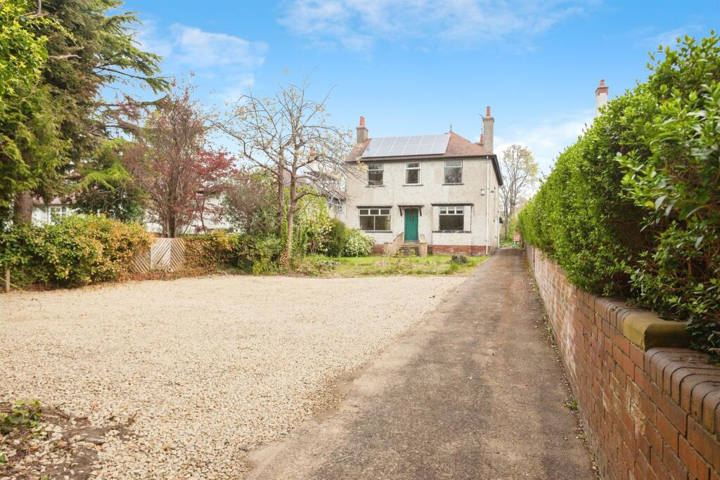 4 bedroom detached house for sale in Chevet Lane, Wakefield, WF2