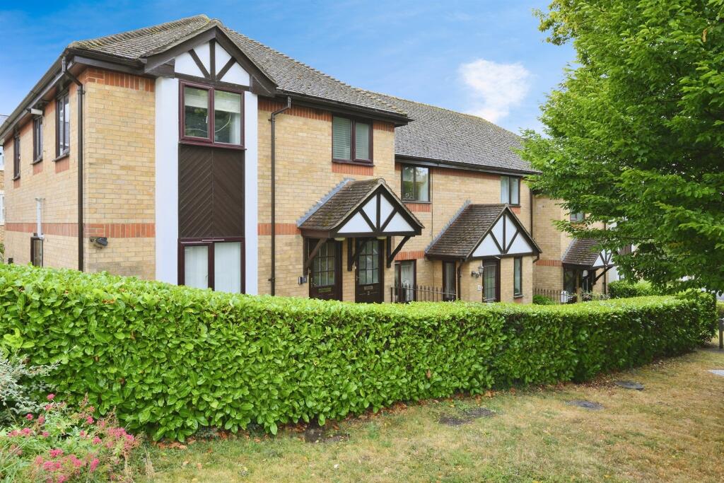 2 bedroom maisonette for sale in Collett Road, Ware, SG12