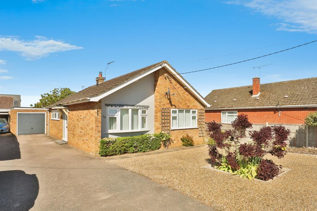 3 bedroom detached bungalow for sale in Grove Road, Hethersett, Norwich ...