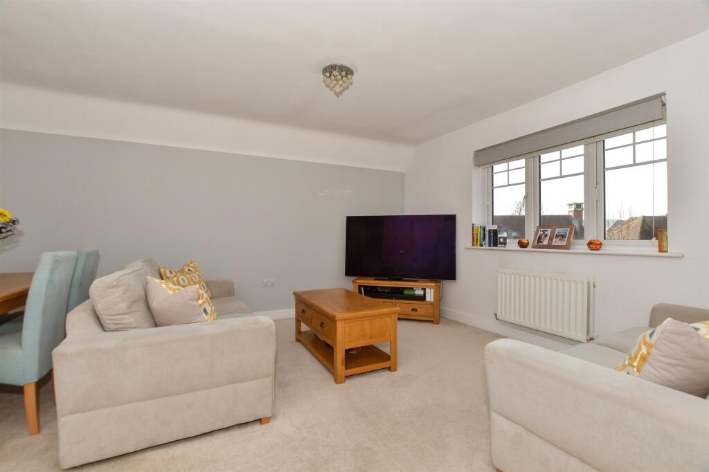 2 bedroom flat for sale in Illett Way, Faygate, Horsham, West Sussex, RH12
