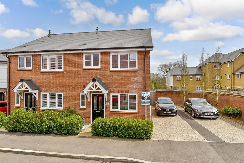 3 bedroom end of terrace house for sale in Brewers Way, Faygate ...