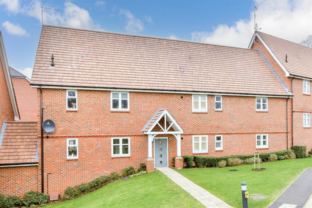 1 bedroom ground floor flat for sale in Consort Drive, Leatherhead ...