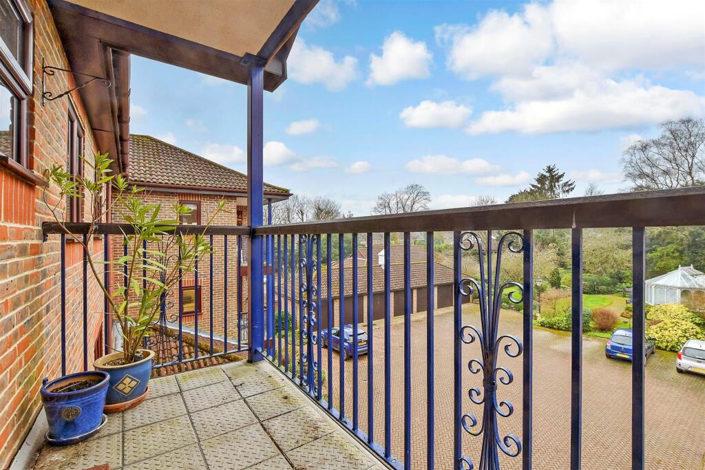 1 bedroom apartment for sale in Wray Park Road, Reigate, Surrey, RH2