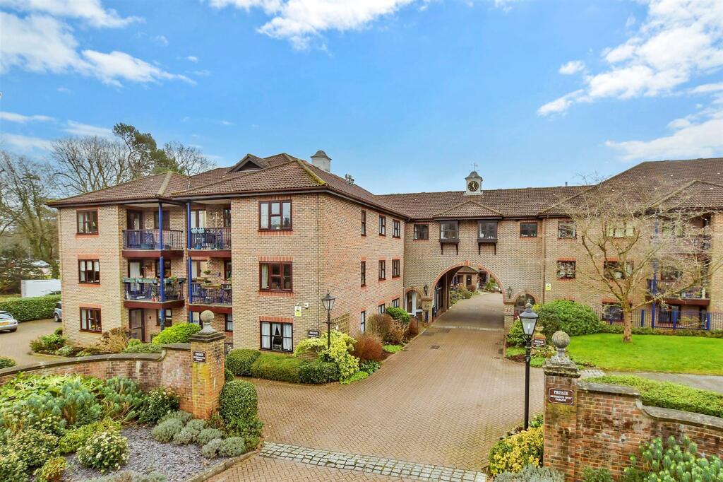 1 bedroom apartment for sale in Wray Park Road, Reigate, Surrey, RH2