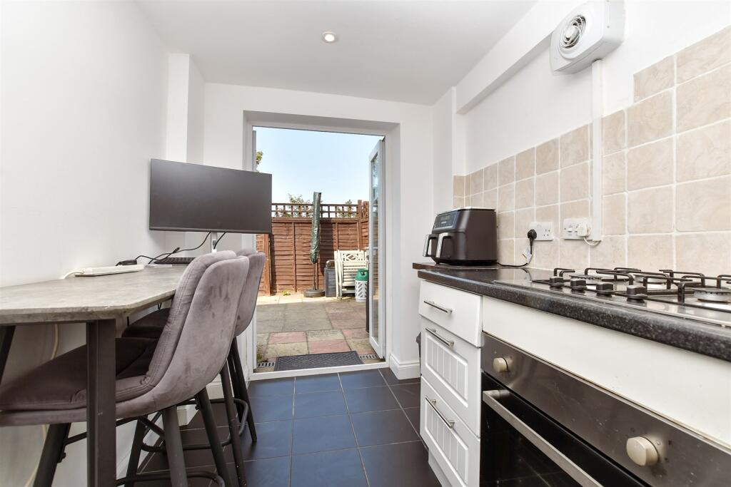 2 bedroom ground floor flat for sale in Birchanger Road, London, SE25
