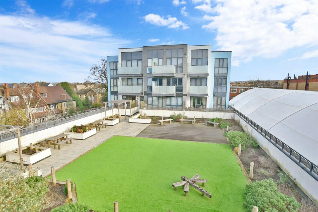 1 bedroom apartment for sale in Cavalier Close, Wallington, Surrey, SM6