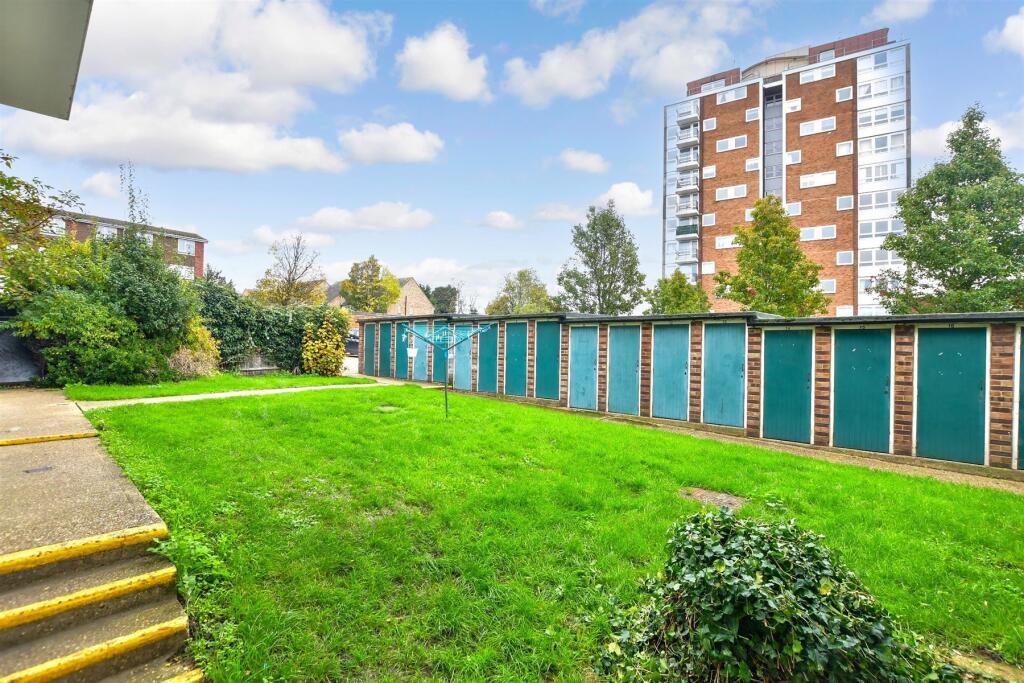 2 bedroom maisonette for sale in Victor Walk, Hornchurch, Essex, RM12