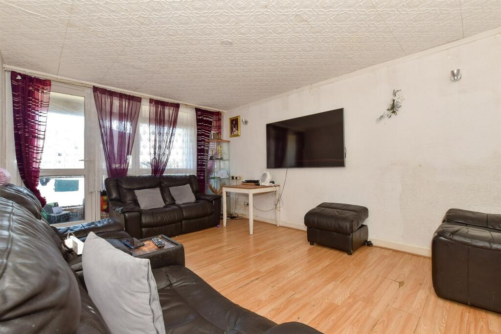 2 bedroom flat for sale in Navestock Crescent, Woodford Green, Essex, IG8