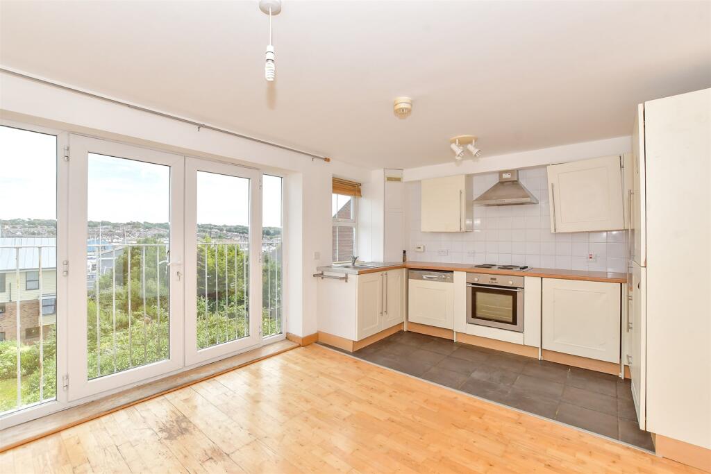2 bedroom flat for sale in Arctic Road, Cowes, Isle of Wight, PO31