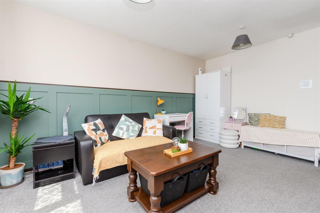 1 bedroom maisonette for sale in High Street, Northfleet, Gravesend ...