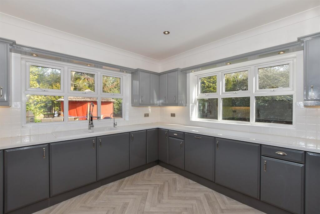 3 bedroom detached house for sale in Motney Hill, Rainham, Gillingham ...