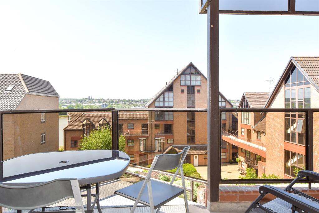 2 bedroom ground floor flat for sale in Esplanade, Esplanade, Rochester, Kent, ME1