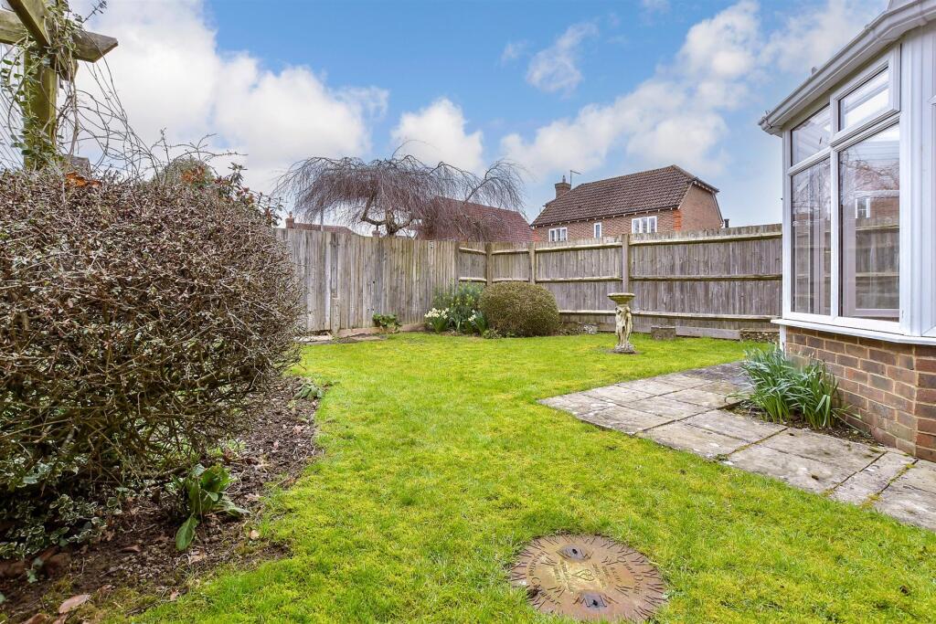 4 bedroom link detached house for sale in Hop Pocket Close ...