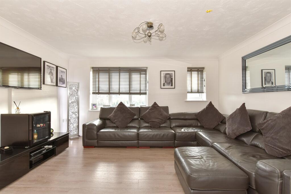 4 bedroom detached house for sale in Peacock Rise, Walderslade, Chatham ...