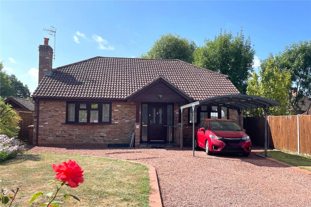 2 bedroom bungalow for sale in Oxenden Road, Tongham, Surrey, GU10