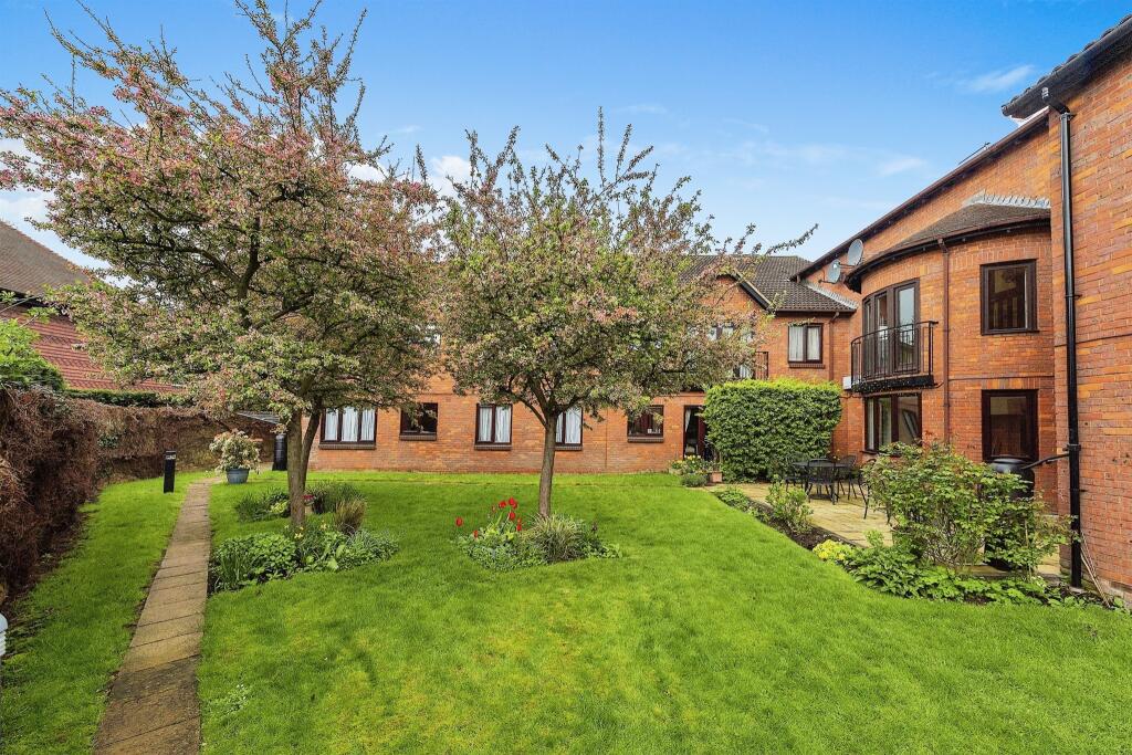 1 bedroom flat for sale in Batchwood View, St. Albans, AL3