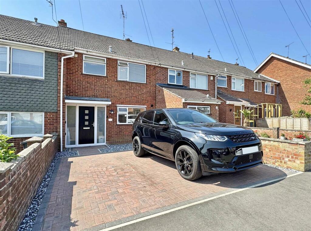 3 bedroom terraced house for sale in Beadon Drive, Braintree, CM7