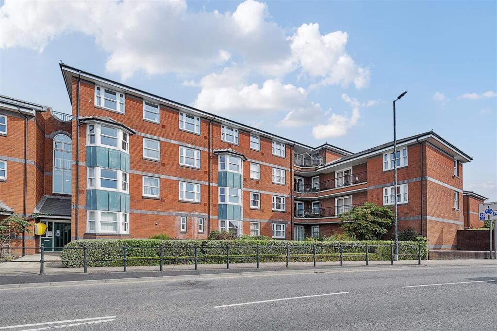 2 bedroom flat for sale in New Park Street, Devizes, SN10