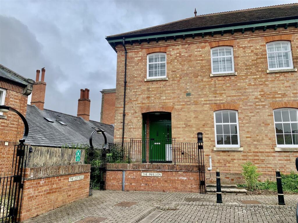 2 bedroom flat for sale in Snuff Street, Devizes, SN10