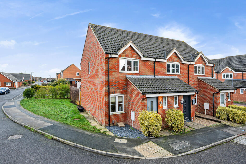 2 bedroom end of terrace house for sale in Scott Avenue, Rothwell, NN14