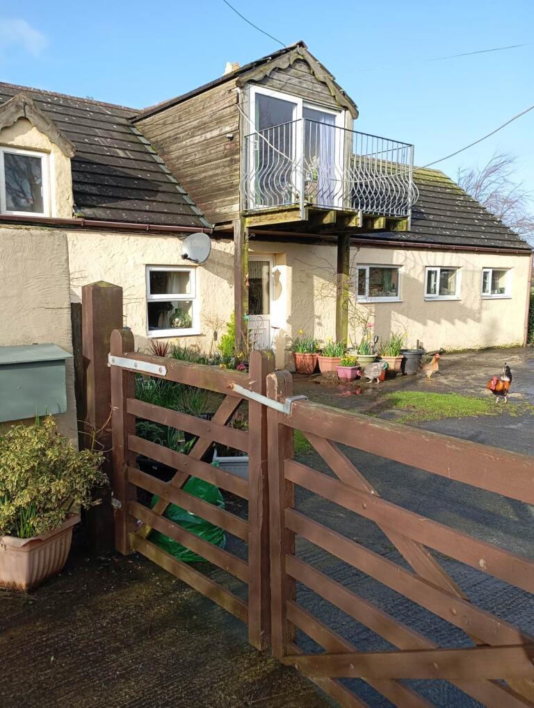 2 bedroom cottage for sale in Penysarn, LL69