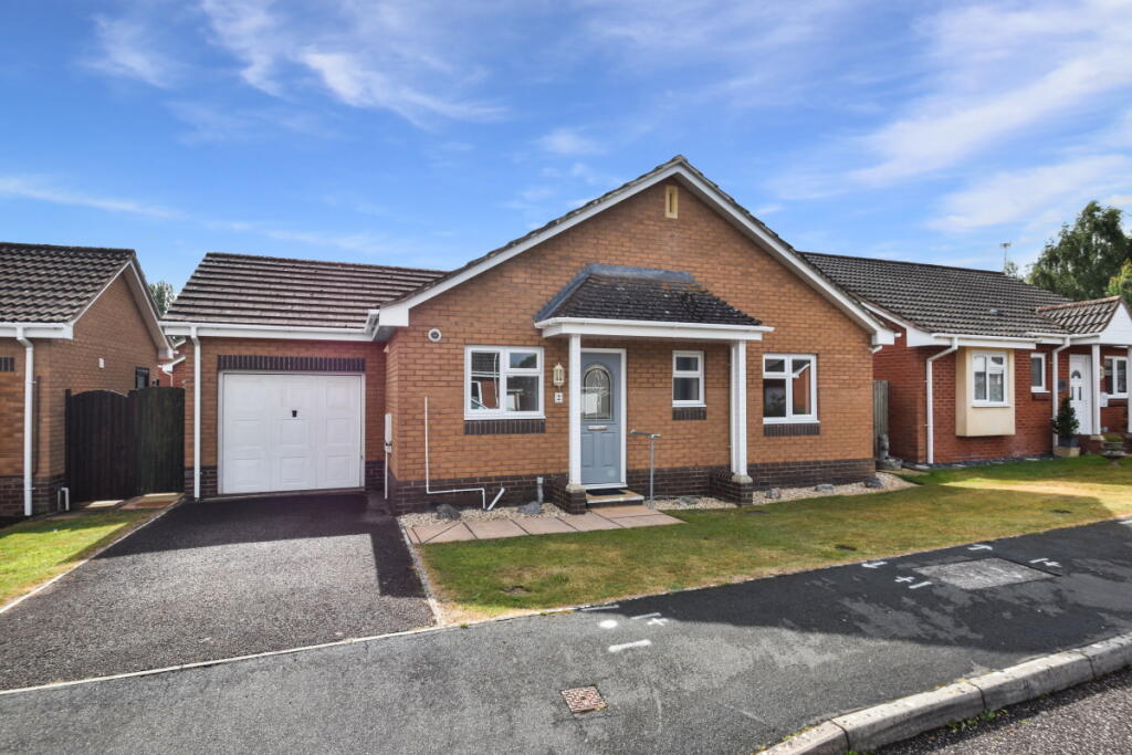 2 bedroom detached bungalow for sale in Tanners Close, Cullompton, EX15