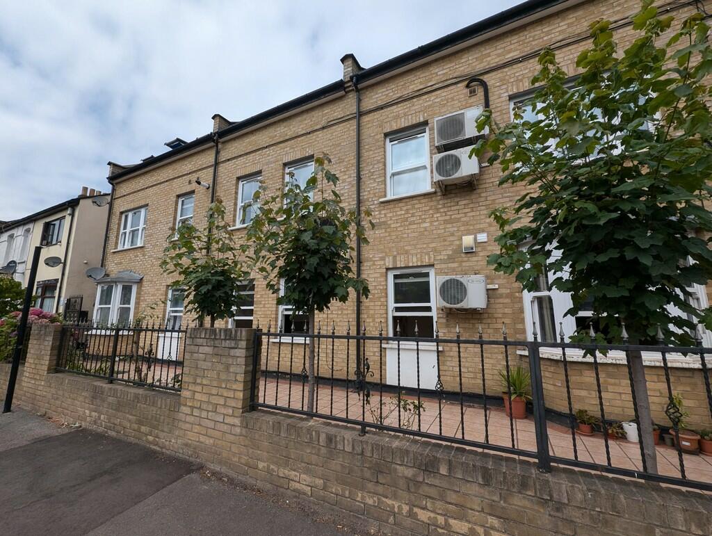 2 bedroom apartment for sale in Harrow Court, Leytonstone, E11