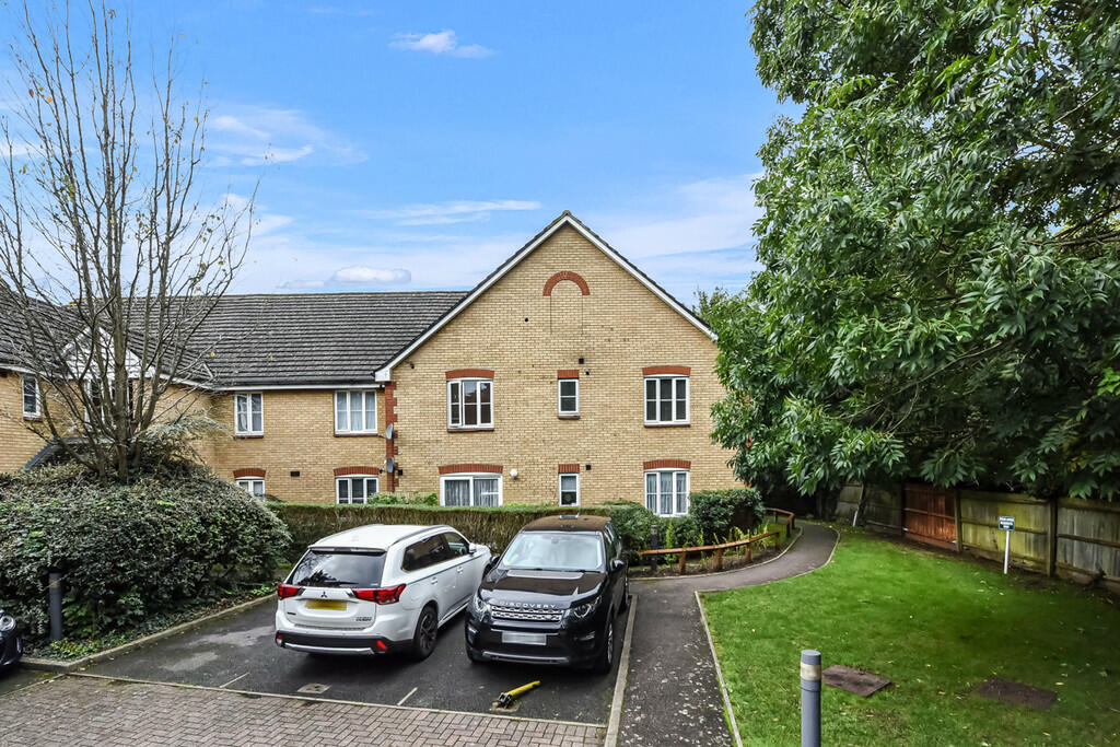 2 bedroom ground floor flat for sale in St James Gardens, Little Heath, RM6