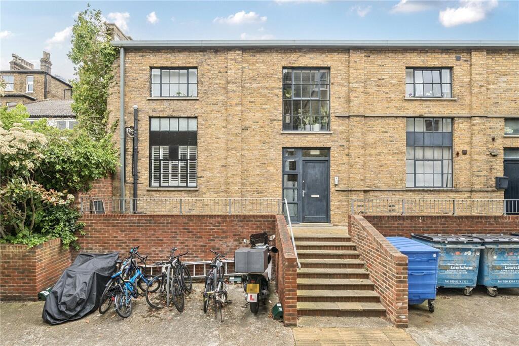 Studio flat for rent in Bird in Hand Mews, London, SE23