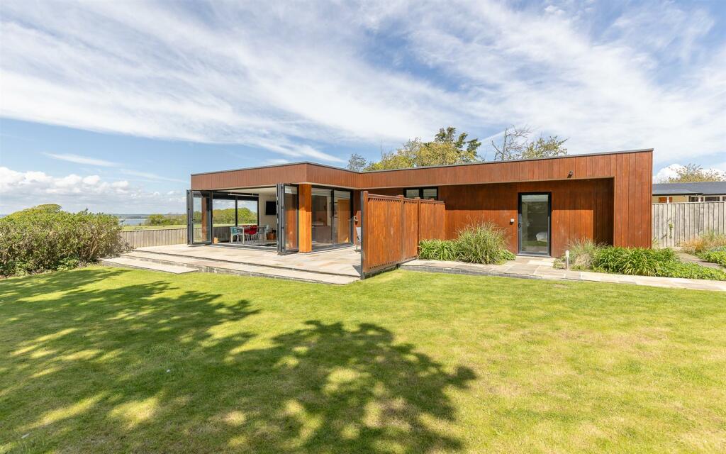 2 bedroom chalet for sale in Cowes, Isle of Wight, PO31