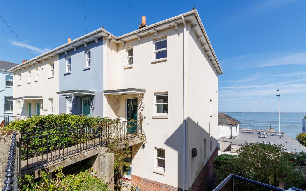 3 bedroom end of terrace house for sale in Cowes, Isle of Wight, PO31