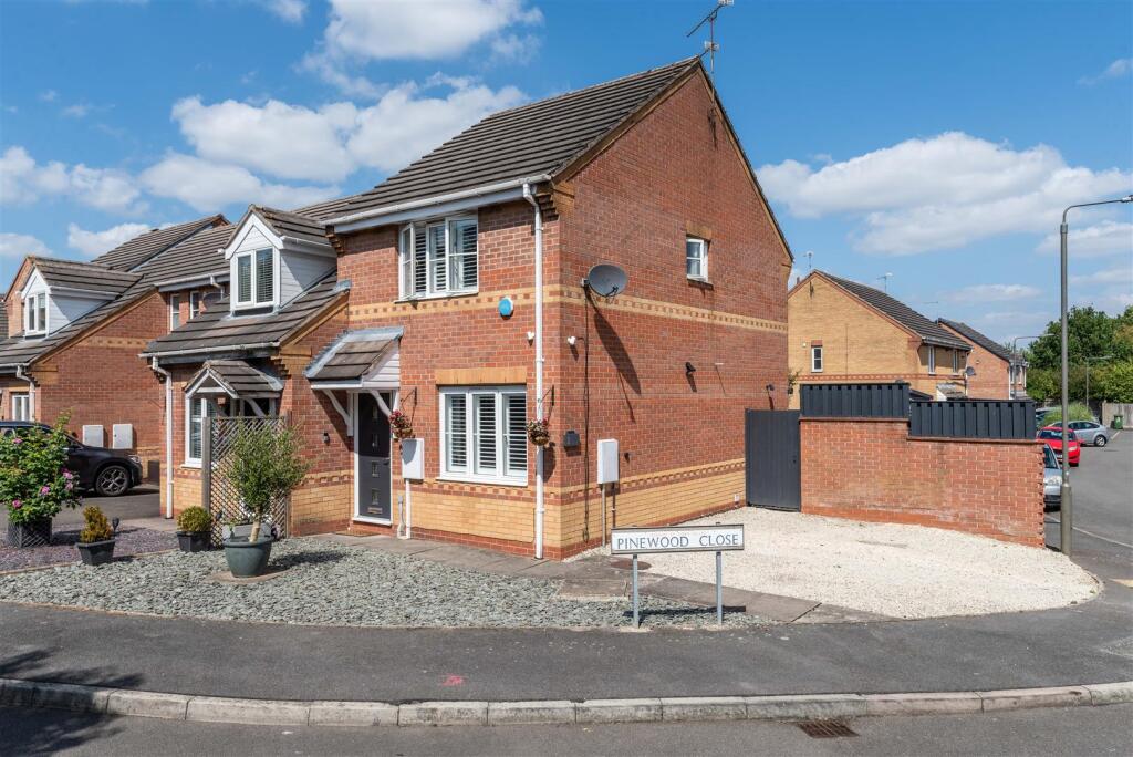 3 bedroom semi-detached house for sale in Pinewood Close, Alfreton, DE55