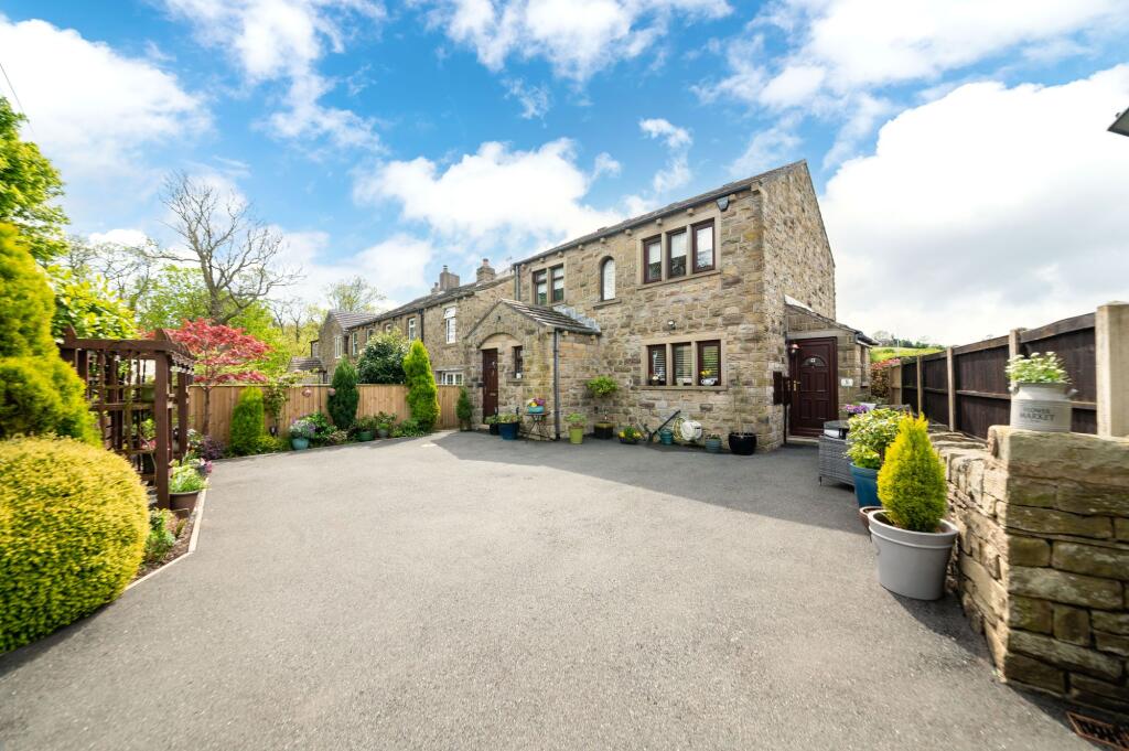 3 bedroom detached house for sale in Dob Royd, Shepley, HD8