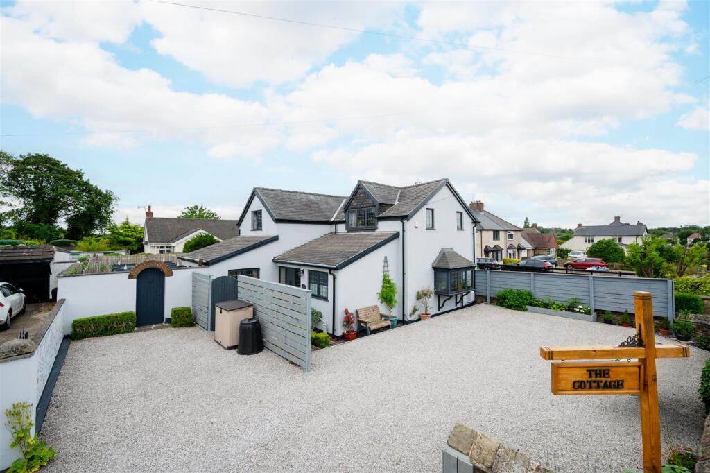 3 bedroom detached house for sale in Top Road, Calow, Chesterfield, S44