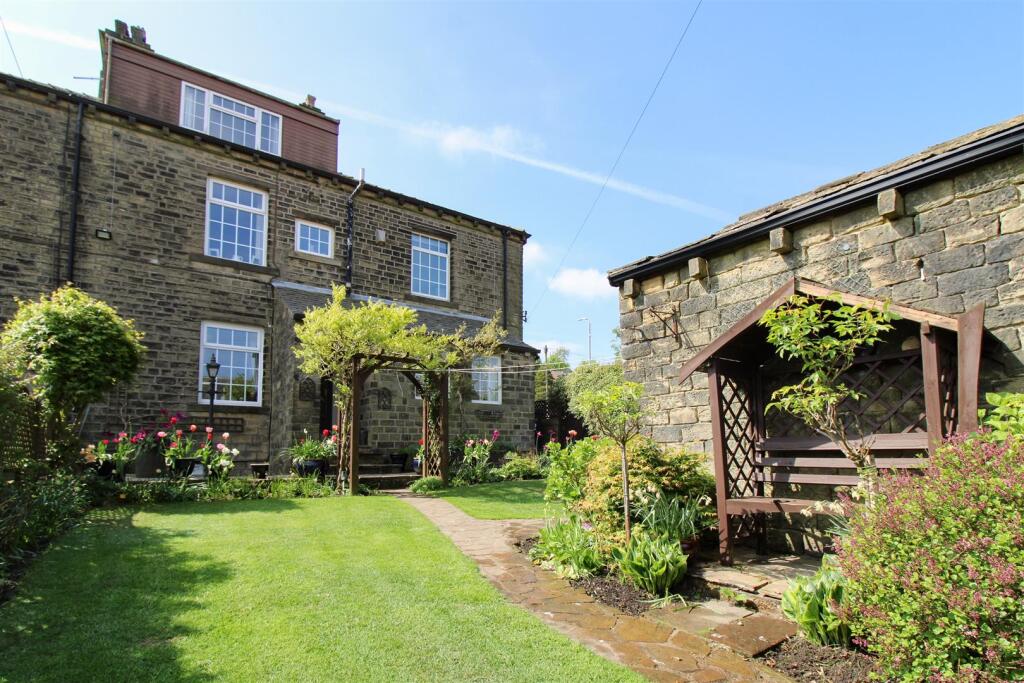 5 bedroom semi-detached house for sale in Towngate, Sowerby Bridge, HX6