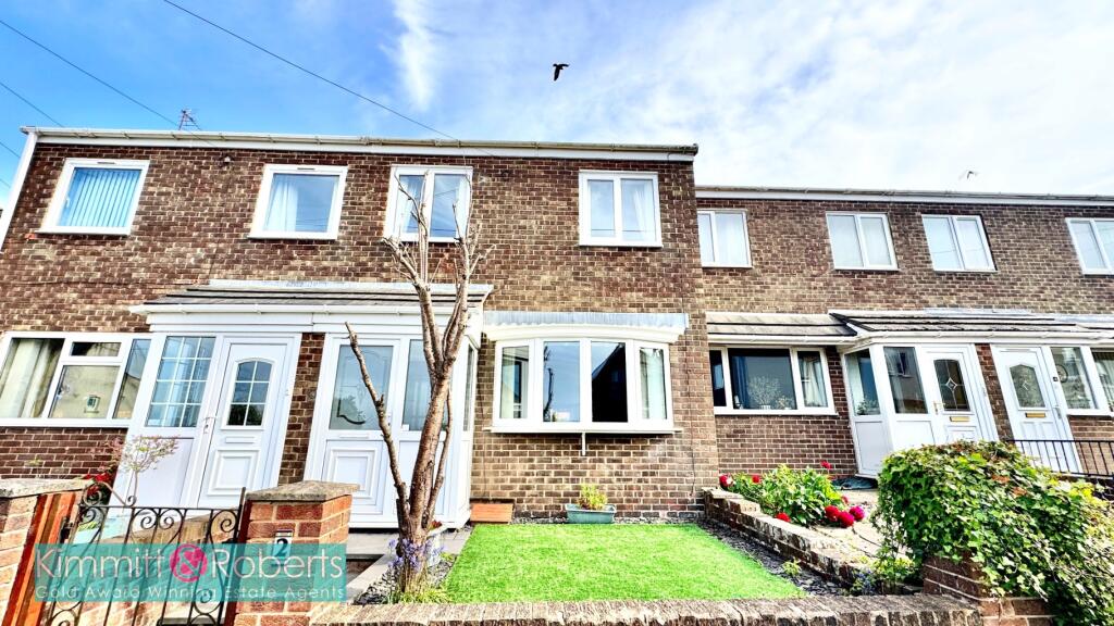 4 bedroom terraced house for sale in Claypool Farm Close, Hutton Henry ...