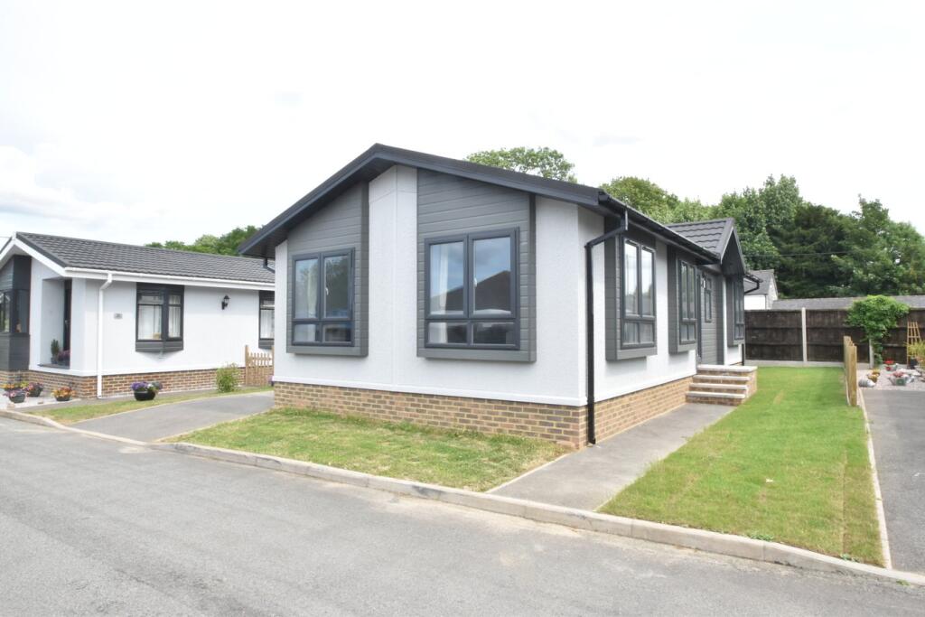 2 bedroom lodge for sale in Dover Road, Barham, Canterbury, CT4