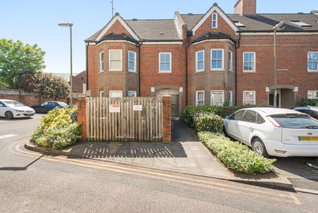 1 bedroom house for sale in Old School Close, Guildford, GU1