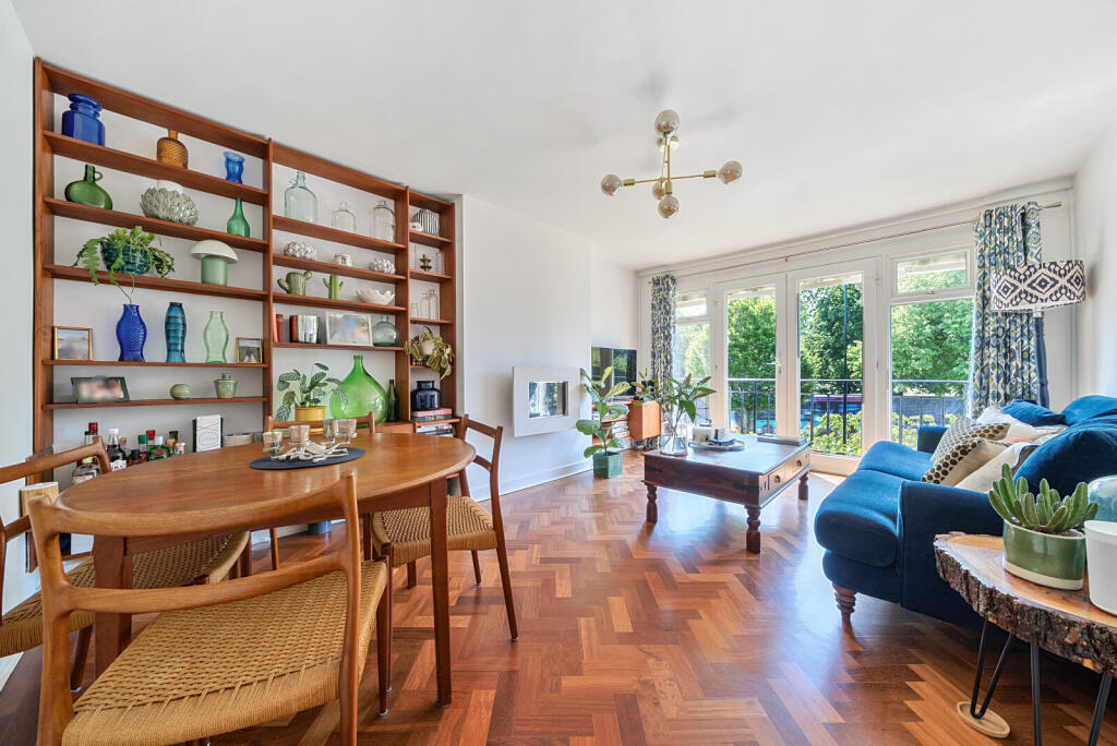2 bedroom flat for sale in Shaef Way, Teddington, TW11