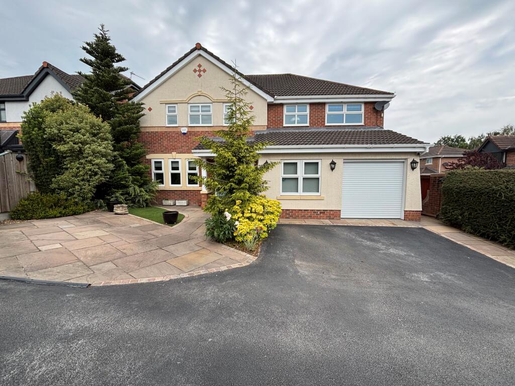 5 bedroom detached house for sale in Hall Pool Drive, Offerton, SK2