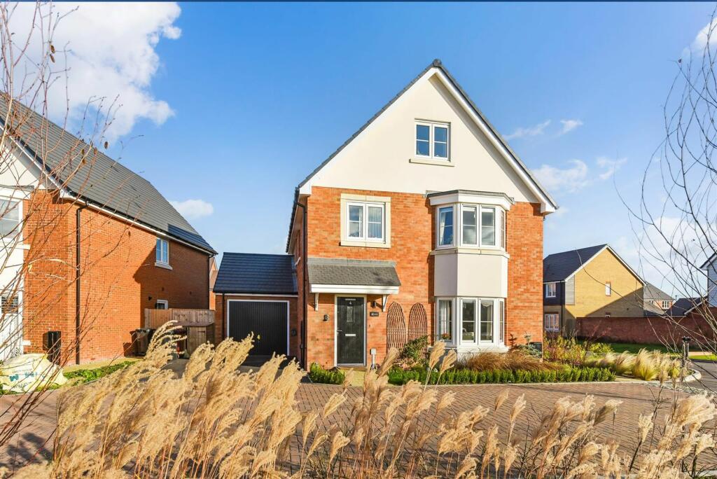 6 bedroom detached house for sale in Eagle Rise, Chichester, PO20