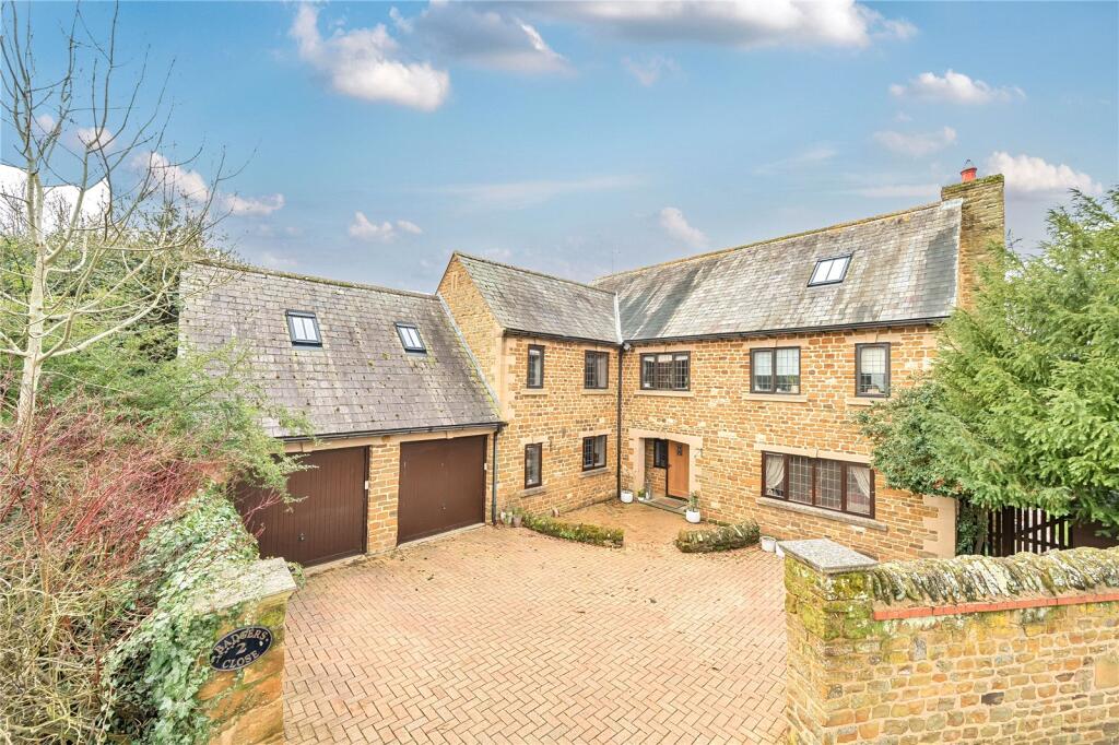 5 bedroom detached house for sale in Badgers Close, Bugbrooke ...
