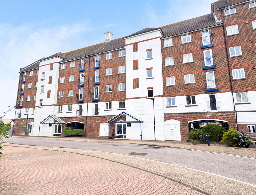 2 bedroom flat for sale in Bermuda Place, Eastbourne BN23 5TE, BN23